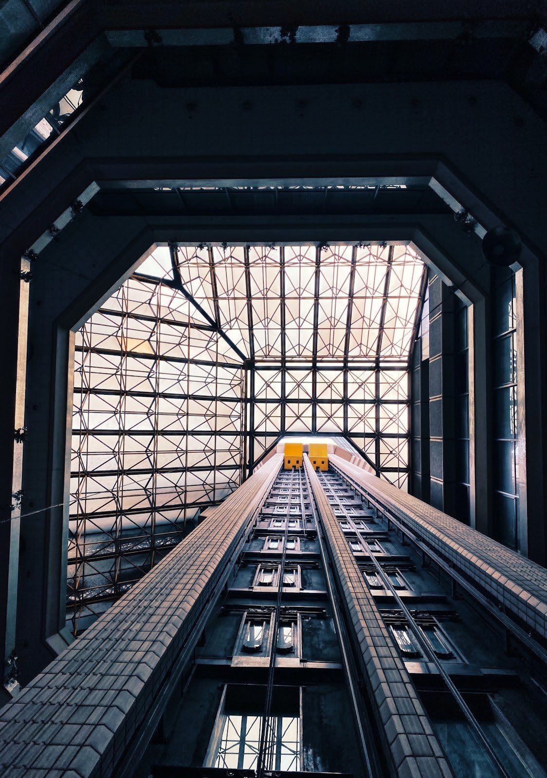 Machine room passenger elevator